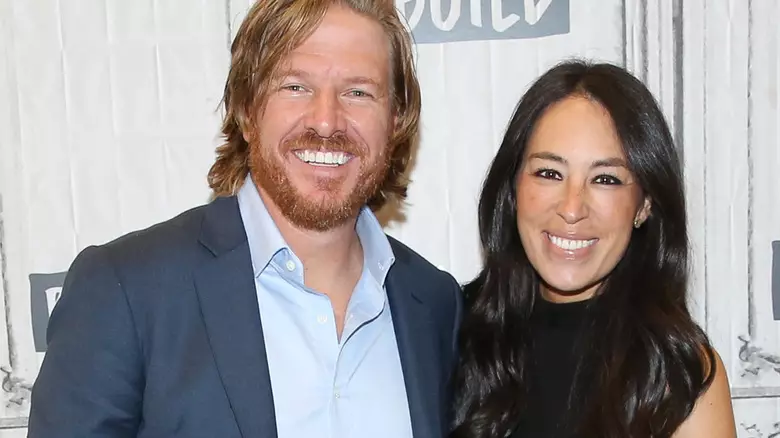 Chip a Joanna Gaines yn gwenu