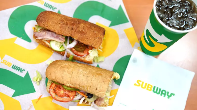 To Subway sandwich sidder på et bord