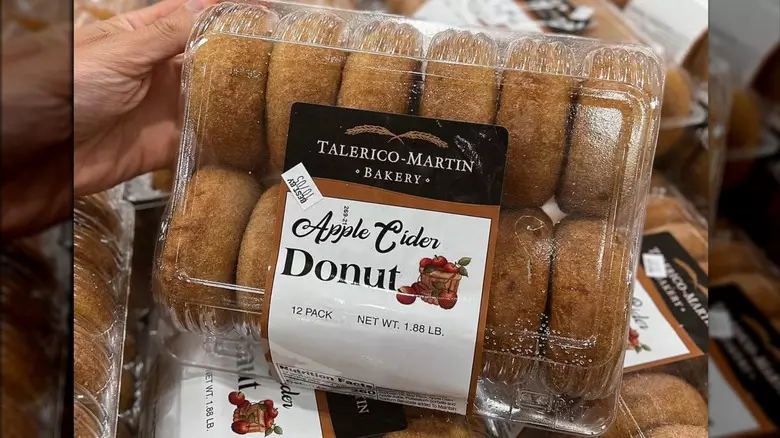 Mga apple cider donut ng Costco