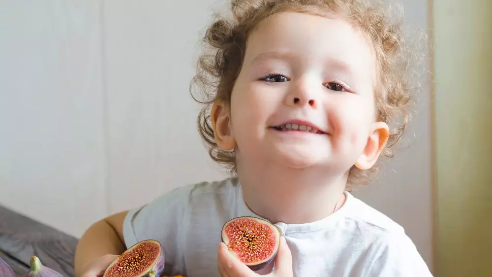 Otrok jedo sveže fige