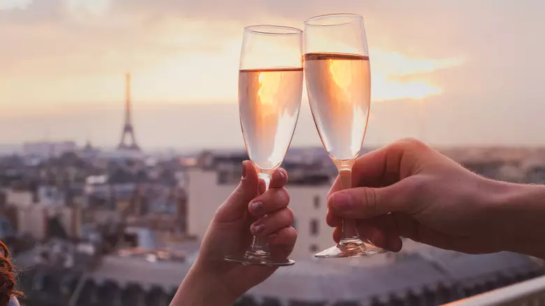 Un toast au champagne à Paris