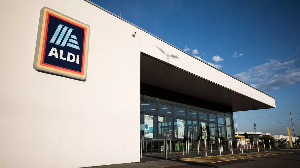 Aldi дэлгүүрийн гадаа