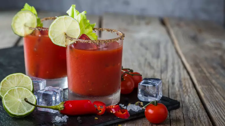 Лайм жана калемпир кошулган эки Bloody Mary коктейли