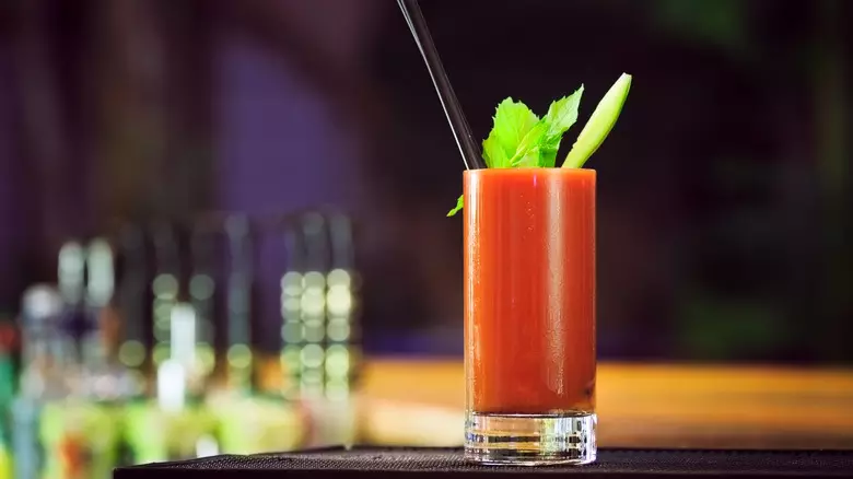 Bloody Mary avec des compléments de paille et de feuilles