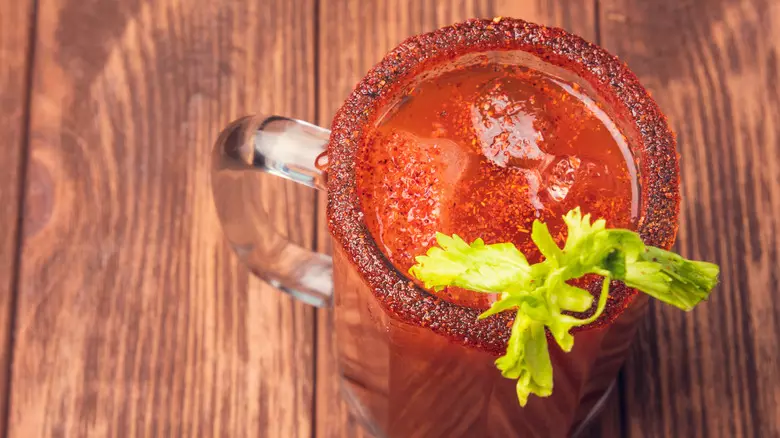 Vue de dessus d'un Bloody Mary avec bord salé