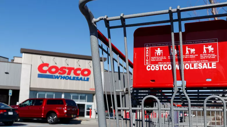 Costco, მანქანა და კალათა