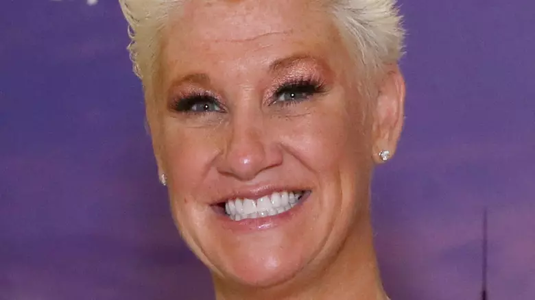 Anne Burrell sorrindo em um evento