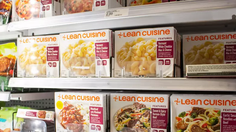 Boxy Lean Cuisine v mraziacom boxe v obchode s potravinami