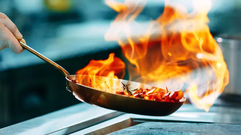 پين تي flambé شعلہ