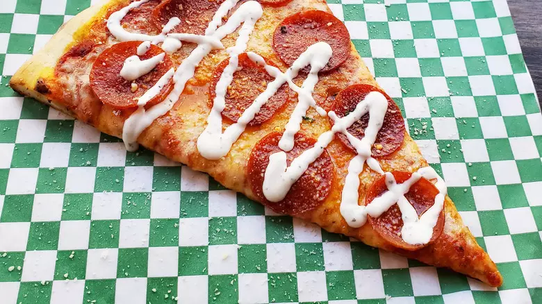 pizza pepperoni dan saus peternakan