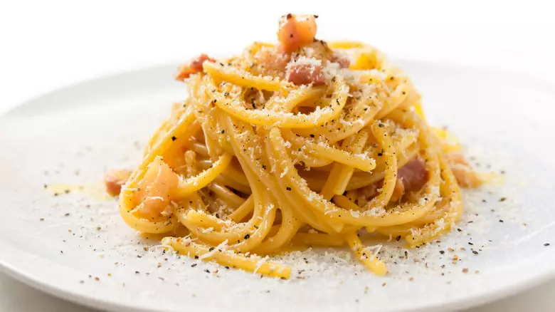 Pasta Carbonara op enger Teller mat Parmesan