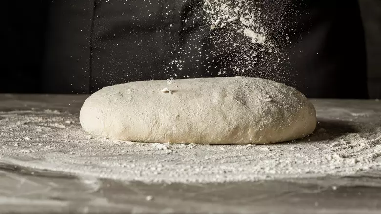 pâte à pizza sur table avec de la farine