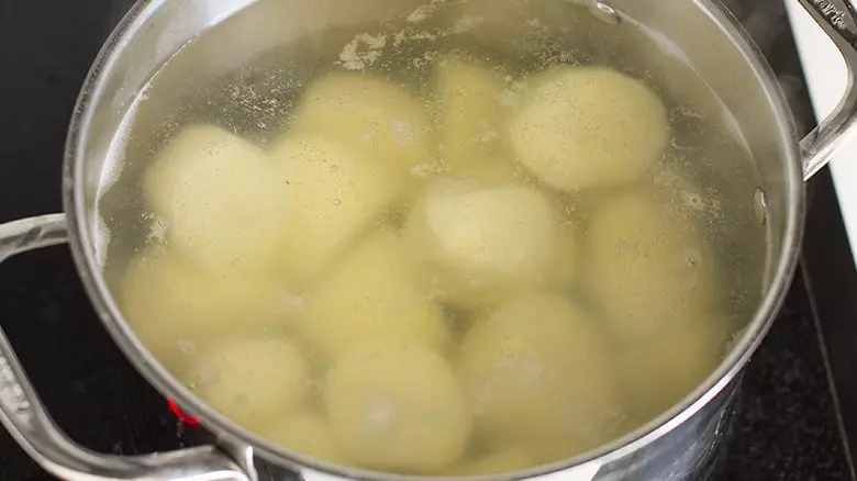 Patatas hirviendo en una olla