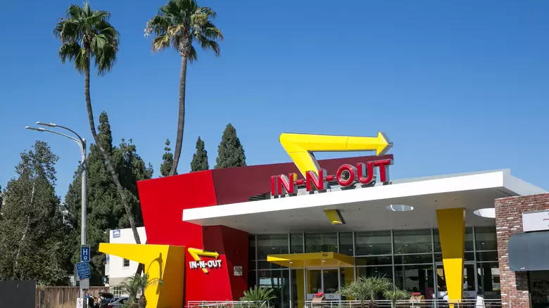 Signe In-N-Out sur le bâtiment