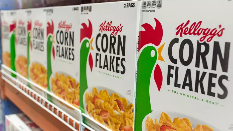 Scatole di cereali Corn Flakes di Kellogg's sullo scaffale