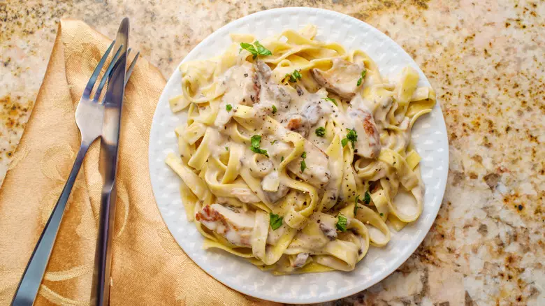 د زیتون باغ fettuccine Alfredo