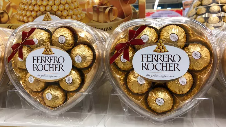 Ferrero kalp şeklinde hediye kutuları