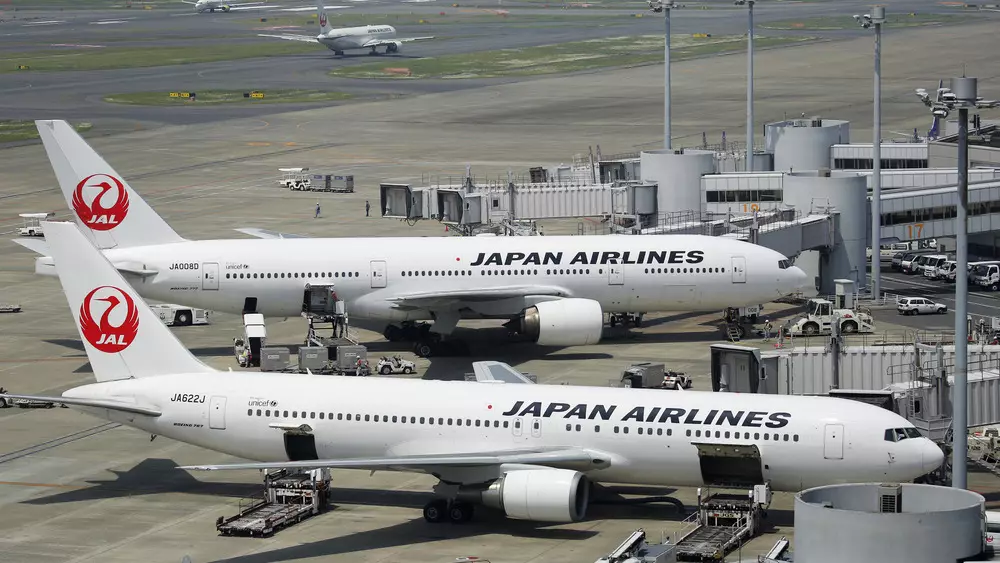 Japonský letoun Boeing na asfaltu