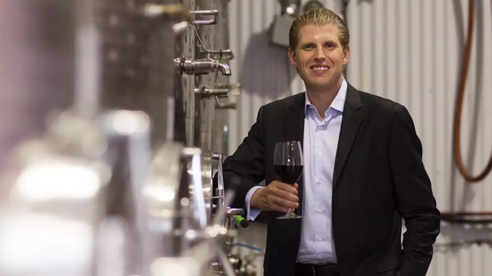 Eric Trump avec du vin à Trump Winery