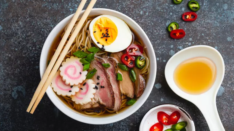 Mie ramen sup topped kalawan kueh lauk jeung endog pindang teuas