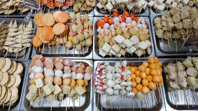 Kamaboko congelado en brochetas en el mercado