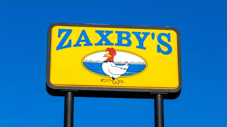 Semnul lui Zaxby pe un cer albastru