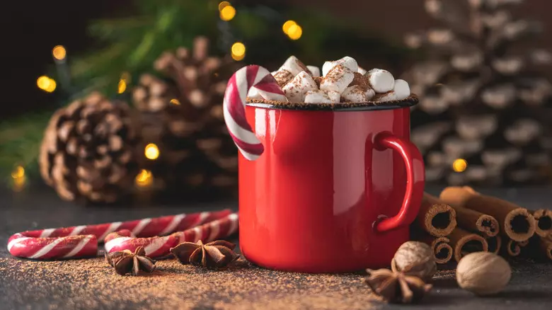 chocolat chaud festif avec cannes de bonbon