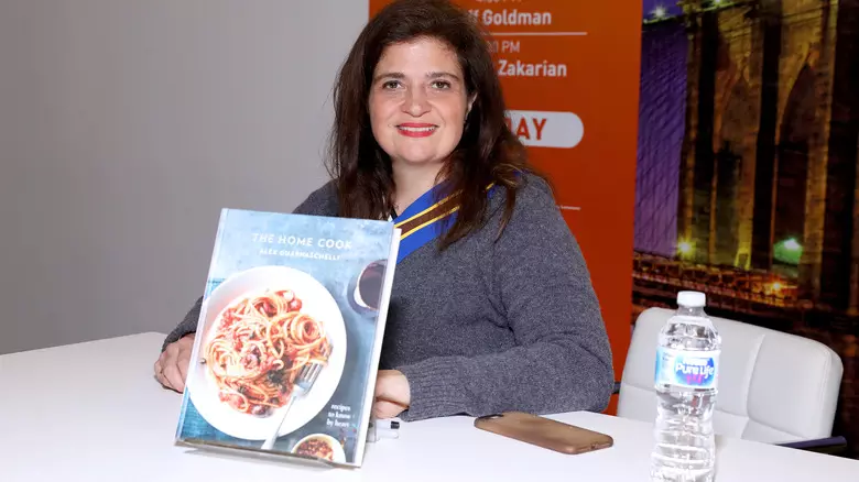 책에 서명하는 Alex Guarnaschelli