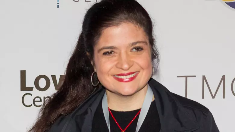 Alex Guarnaschelli tersenyum