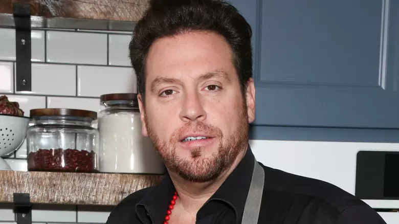 Scott Conant yn syllu tra'n gwisgo ffedog