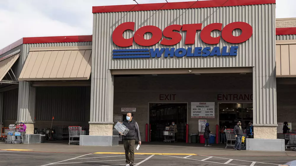 Costco-da alış-veriş edən adam