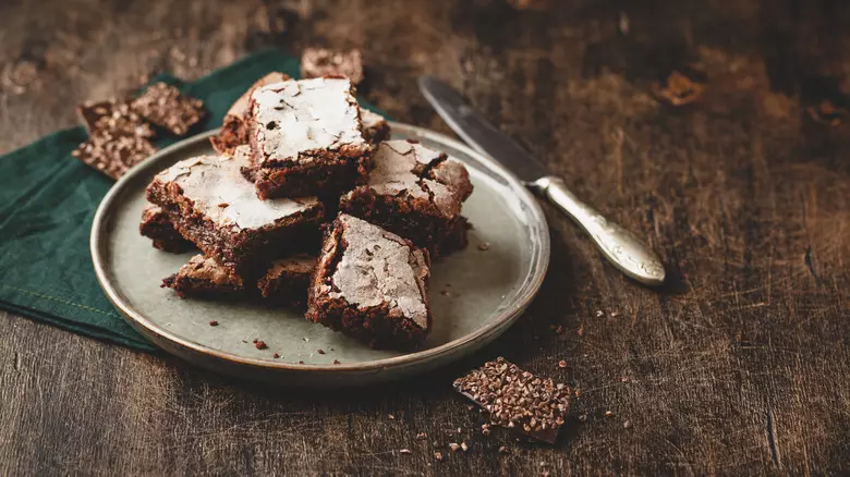 Brownies-uri acoperite cu zahăr pudră