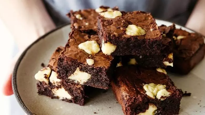 Brownie-urile cu brânză cheddar de la Katie Quinn