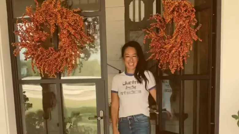 Joanna Gaines evinin girişində ön qapılarında payız çələngləri ilə