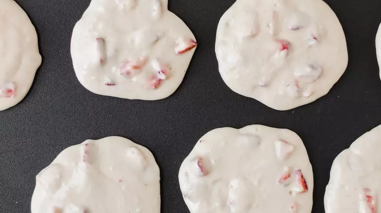 Panqueques de fresa caseros crudos en una plancha