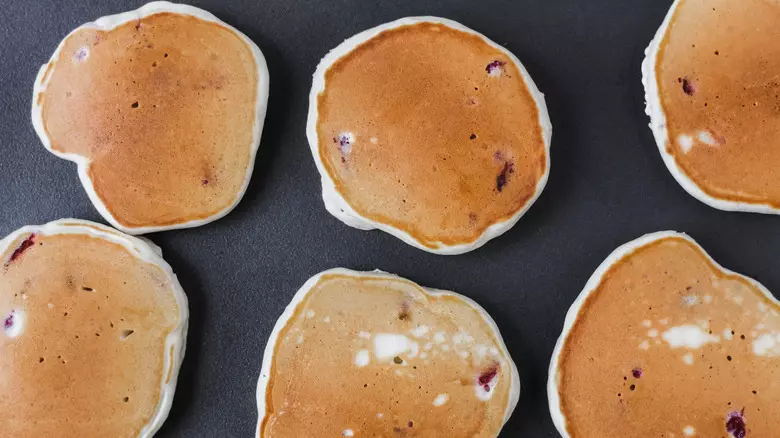 Pancakes strawberry arụrụ n'ụlọ sie ya na griddle