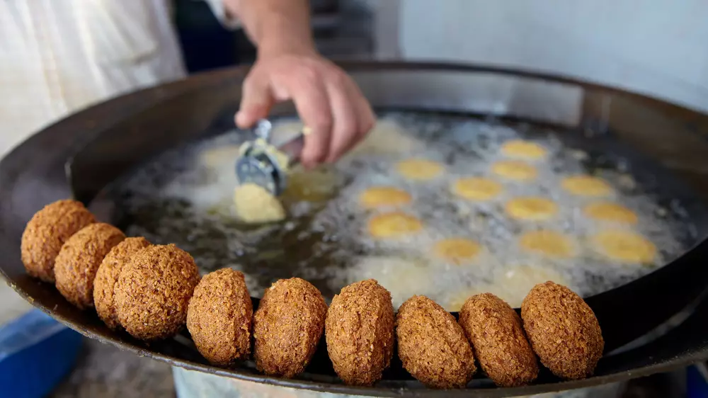 zurfin soya falafel a cikin man canola