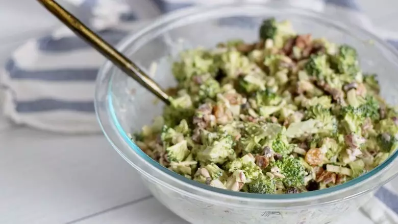 skål med broccoli baconsallad