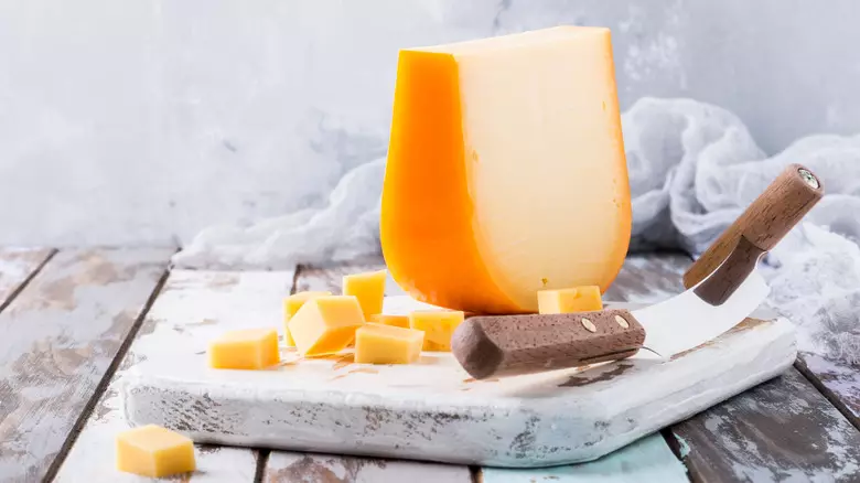 Dutch Gouda บนโต๊ะด้วยมีด