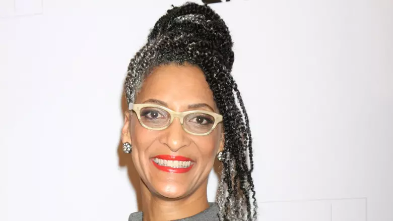 Carla Hall ko'zoynak va qizil lab bo'yog'i bilan