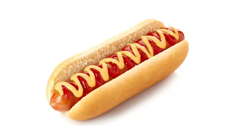 Hotdog នៅក្នុង Bun ជាមួយ ketchup និង mustard