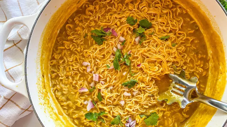 भाँडो मा कद्दू ramen