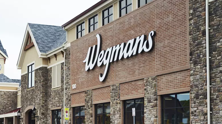 wegmans වෙළඳසැල ඉදිරිපිට