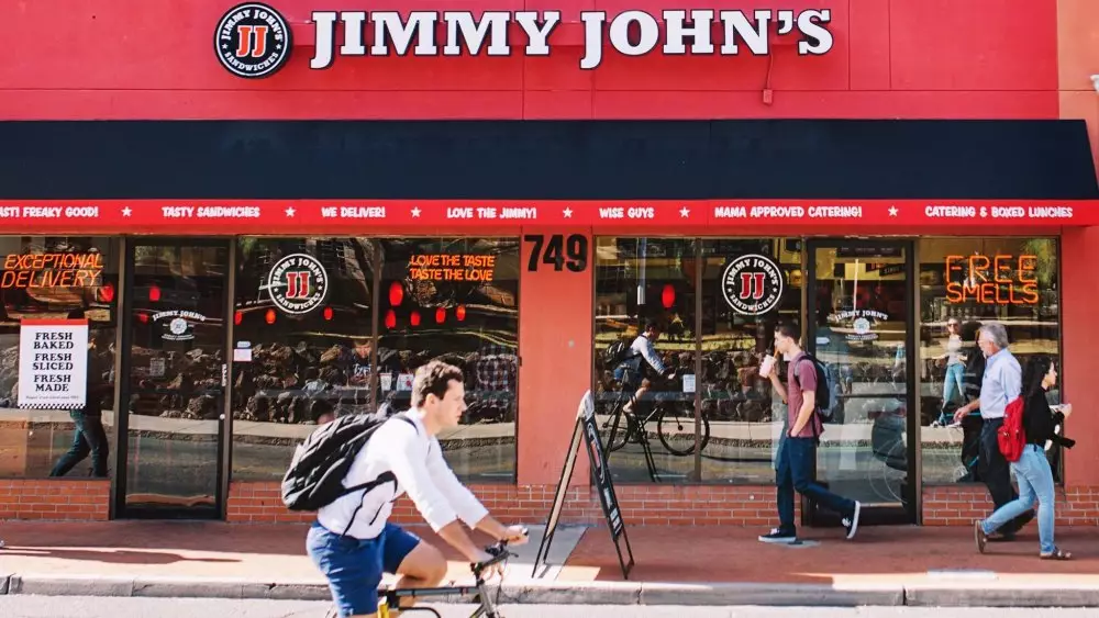 Jimmy John estas kun biciklanto rajdanta antaŭ ĝi