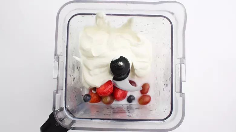 frutta e yogurt nel frullatore