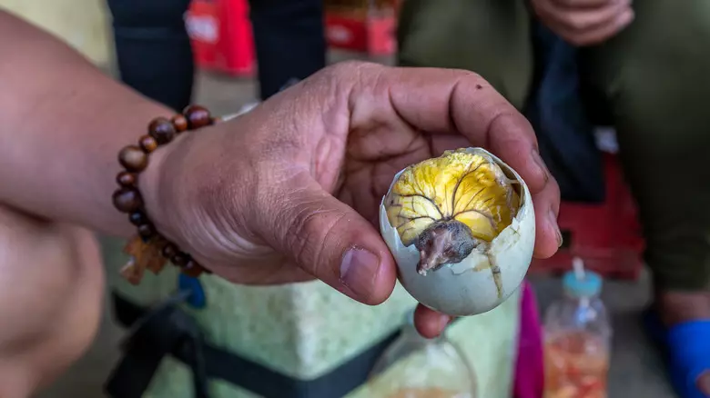 Kamay na may hawak na balut