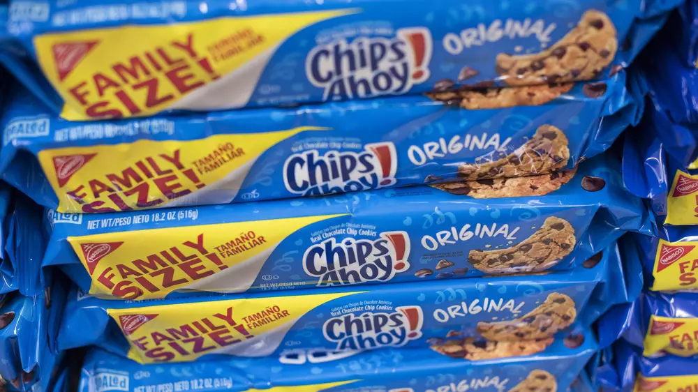 Usa ka stack sa Chips Ahoy nga mga pakete