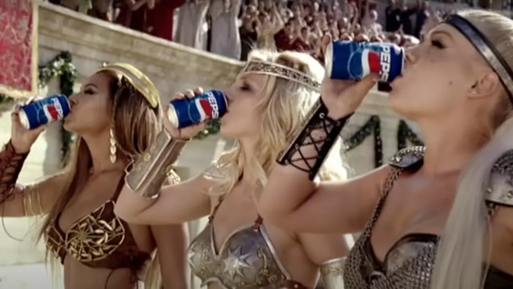 Pepsi reklama super zdjela Britney Spears, Beyonce, Pink, Enrique Iglesias, We Will Rock You, 2004.