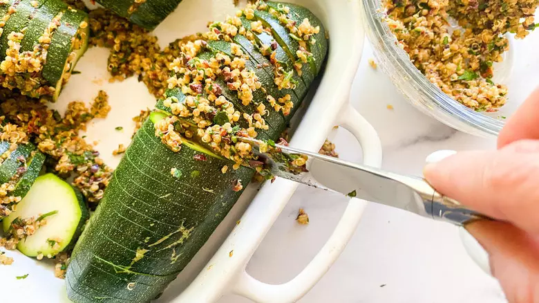 hasselback-sliced zucchini ဖြည့်ပါ။