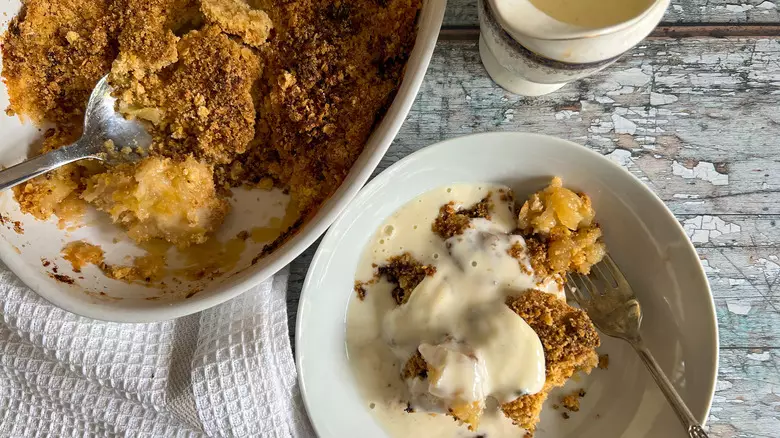 crumble de manzana en un plato